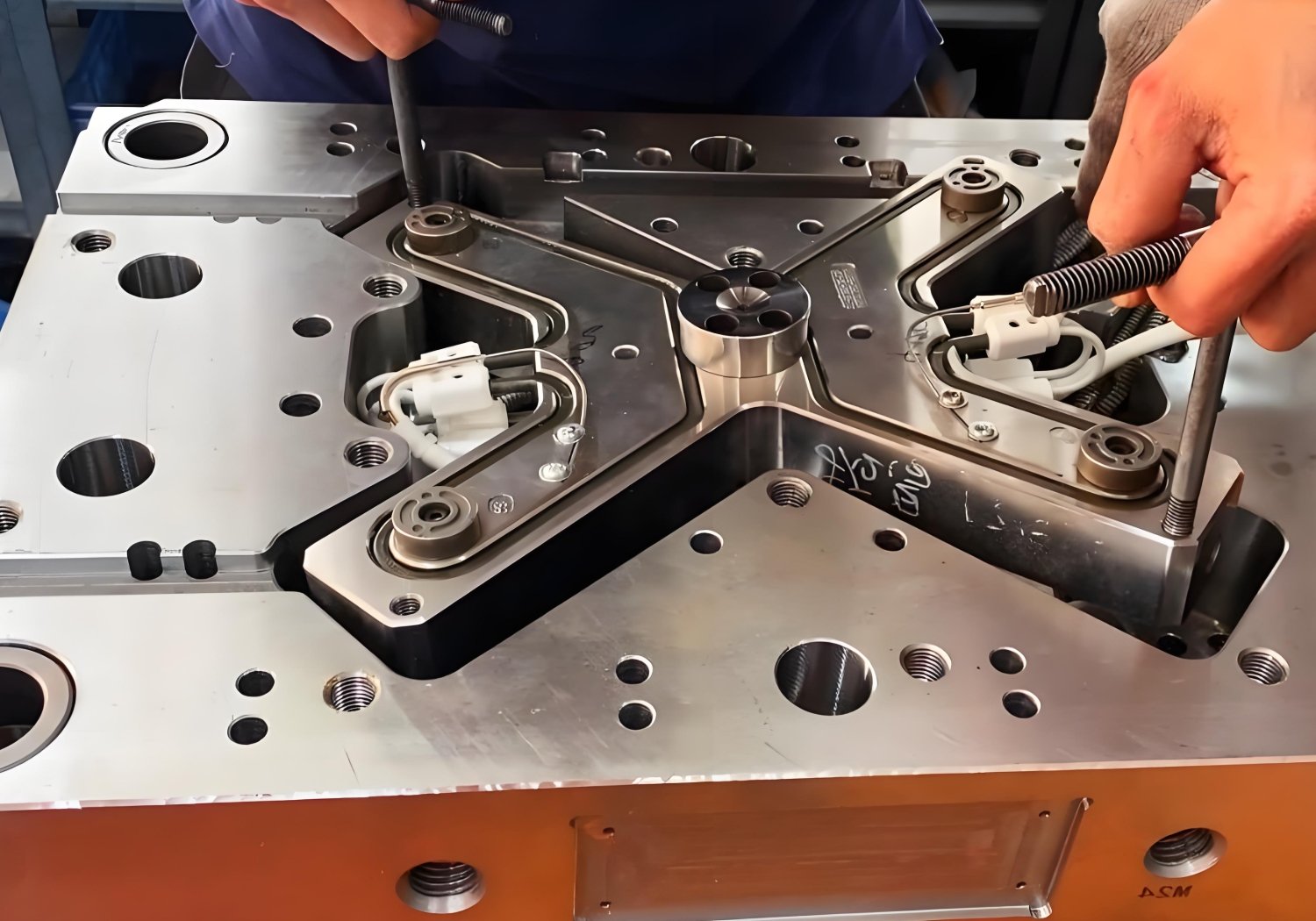 Che cosa è lo stampo a canale caldo? - FECISION